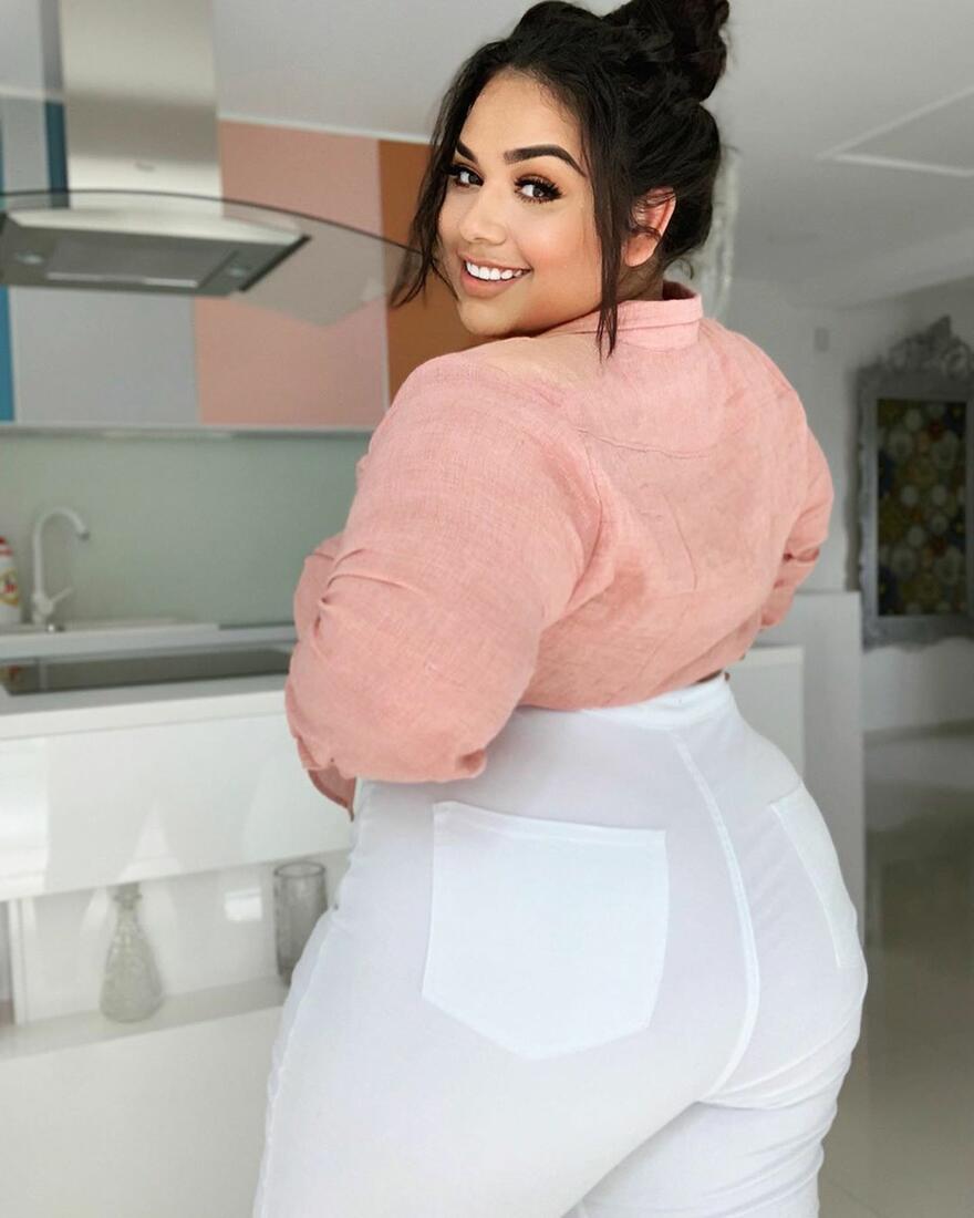 Diana Sirokai - Page 24 - Plus-Size Models - Curvage